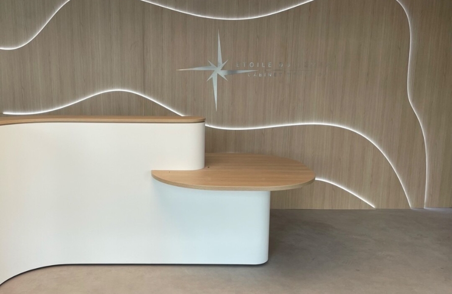 Stilvolle Zahnarztpraxis mit ColorCore® der Formica Group